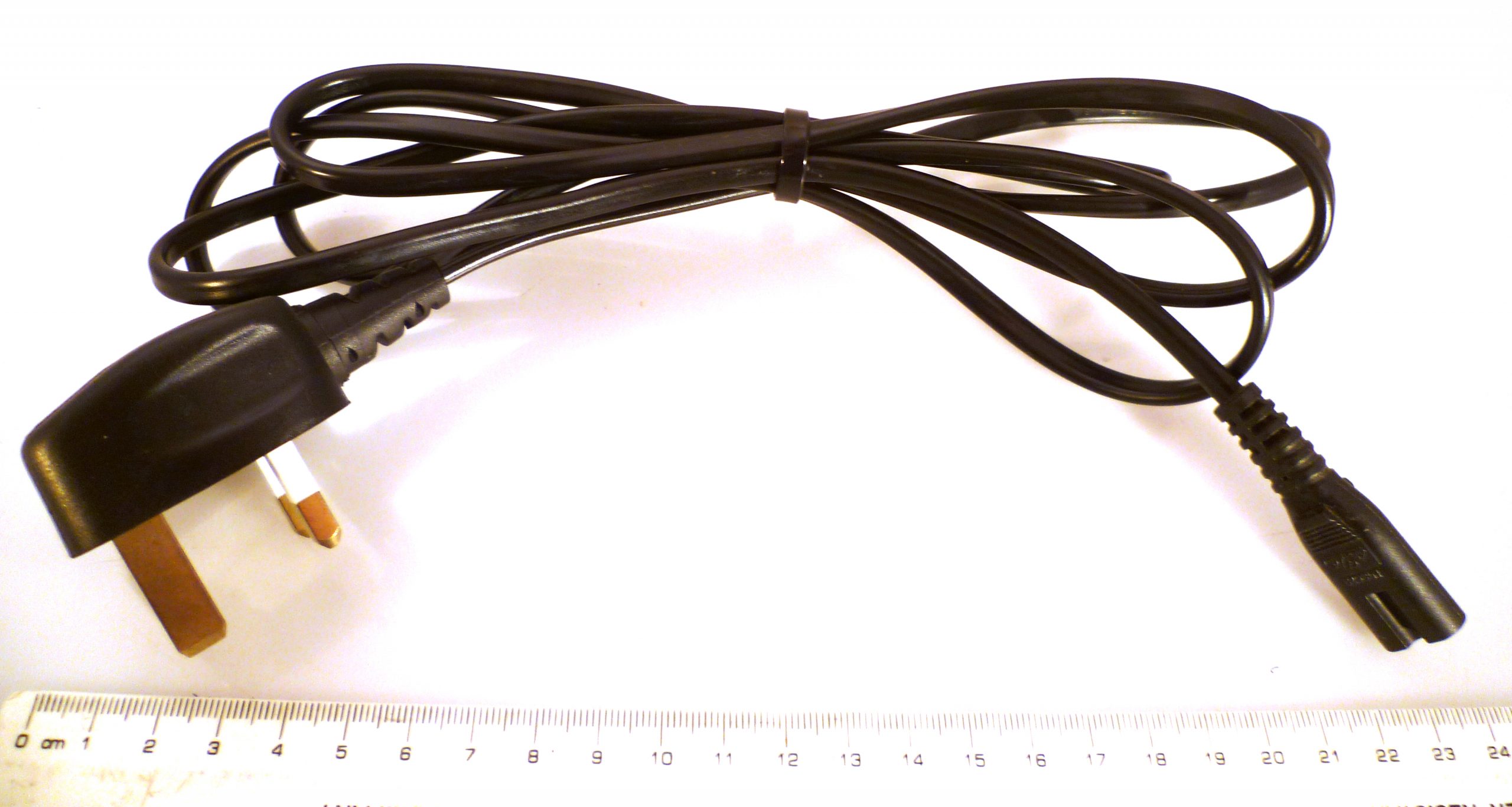 Volex Power Lead Figure 8 (C7) to UK 3 Pin Plug Fused 3A OM1175A | Rich ...