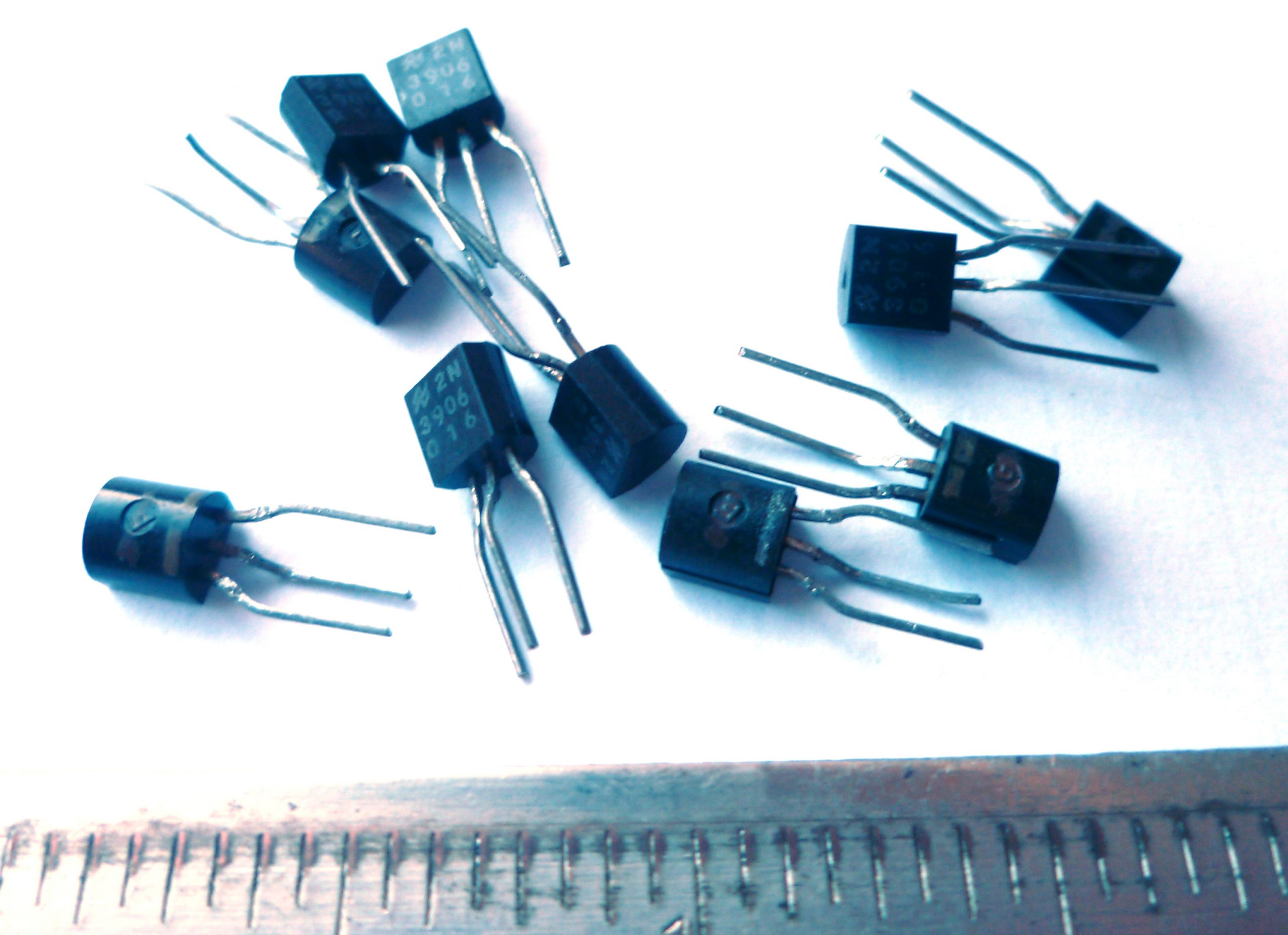 Motorola 2N3906 PNP Gen Purpose Transistor 10 Pieces OMA061A | Rich ...