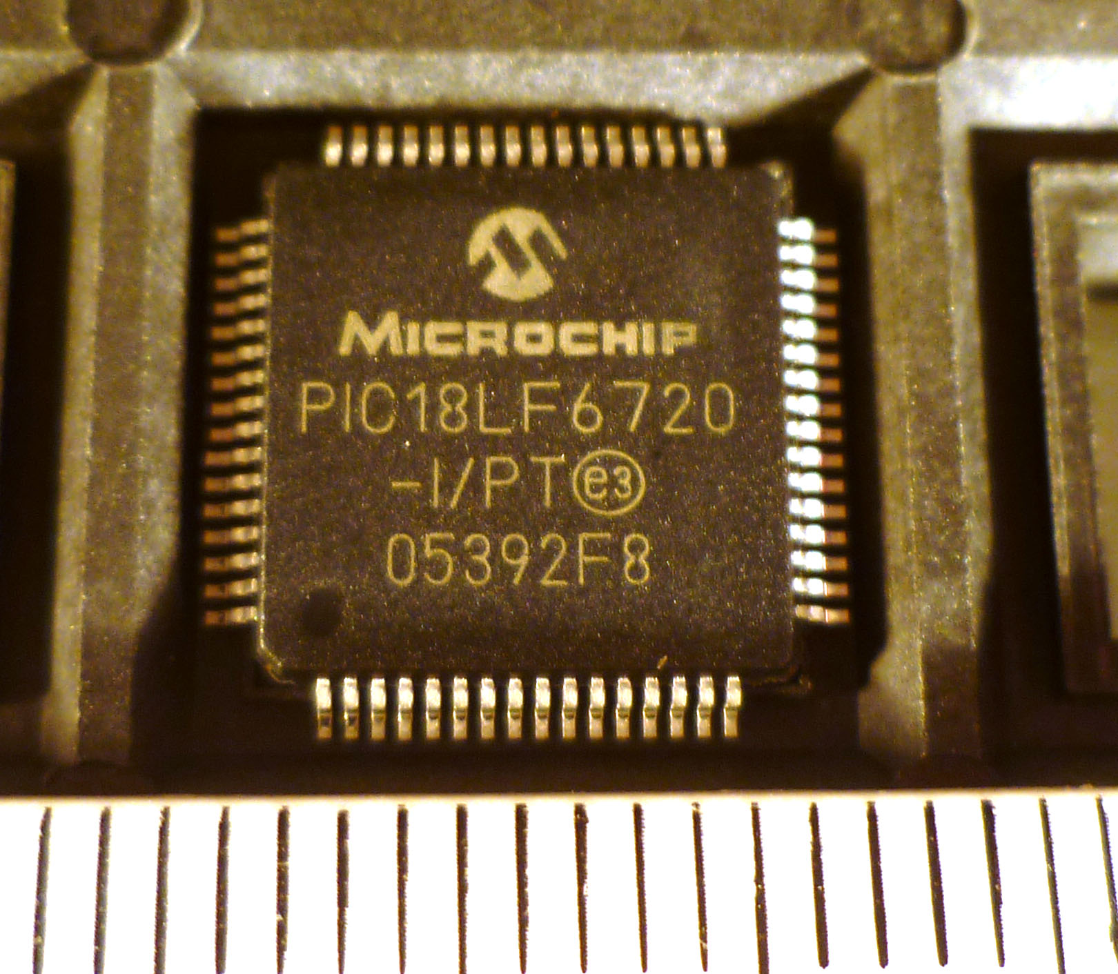 Microchip PIC18F6720-I/PT 8-bit Microcontroller MCU 128KB 3840 RAM 52I/O OMA046zo-1 | Rich ...