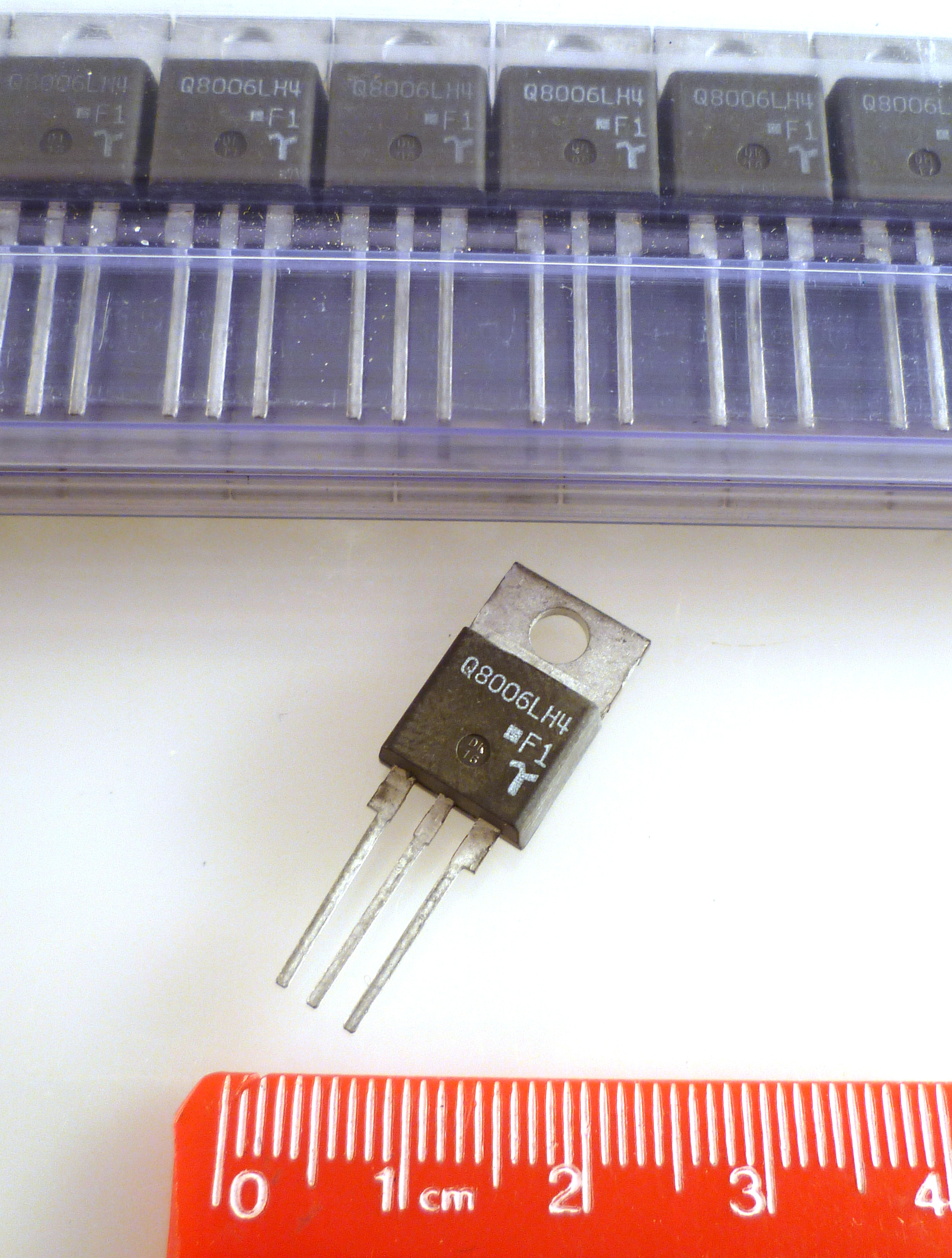 Littelfuse Q8006LH4 TRIAC Alternistor Snubberless 800V 6A OM0928Z3 | Rich Electronics