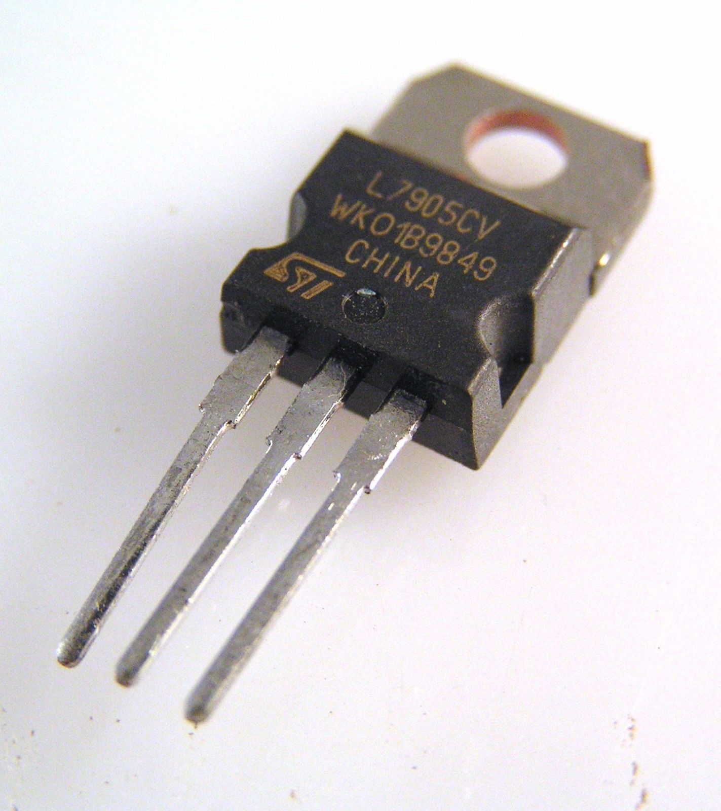 ST L7905CV Linear Voltage Regulators 5.0V 1.5A Negative 5 Pieces OMB2 ...
