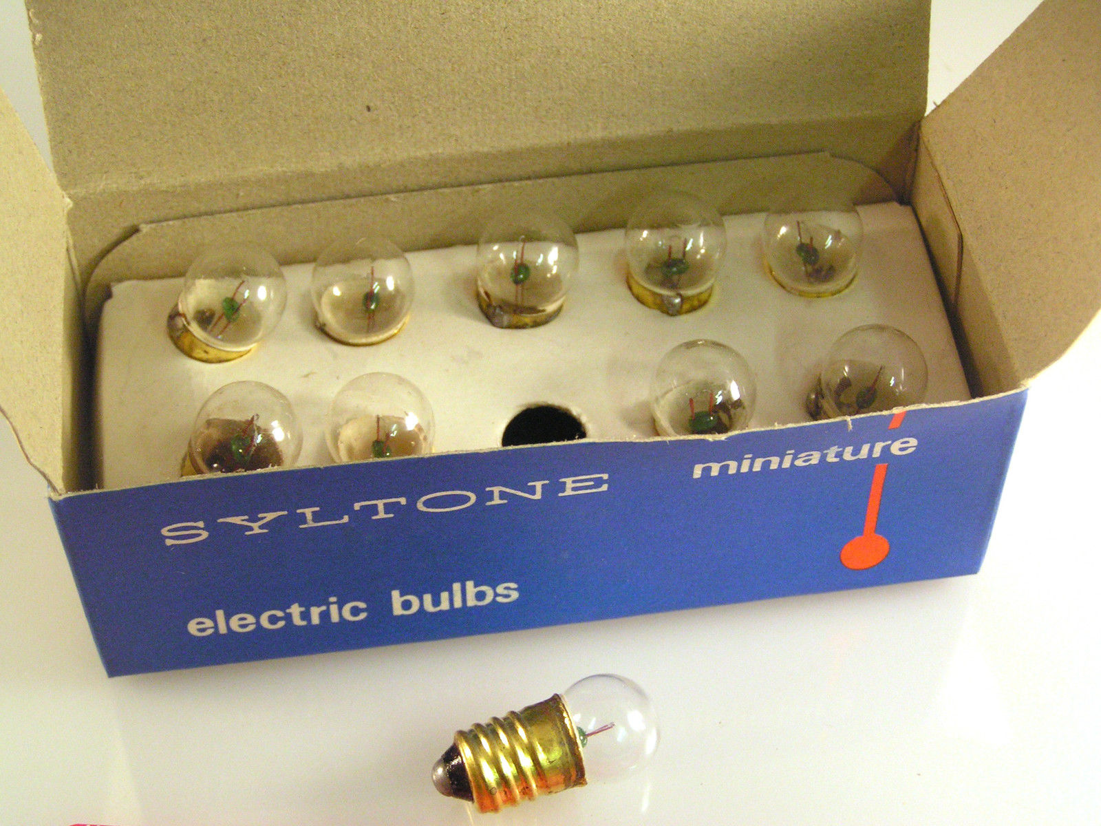 MES Bulb 3.8V 0.3A Screw Fit 9-10mm Clear 11mm Dome 10 Pieces OM1043E ...