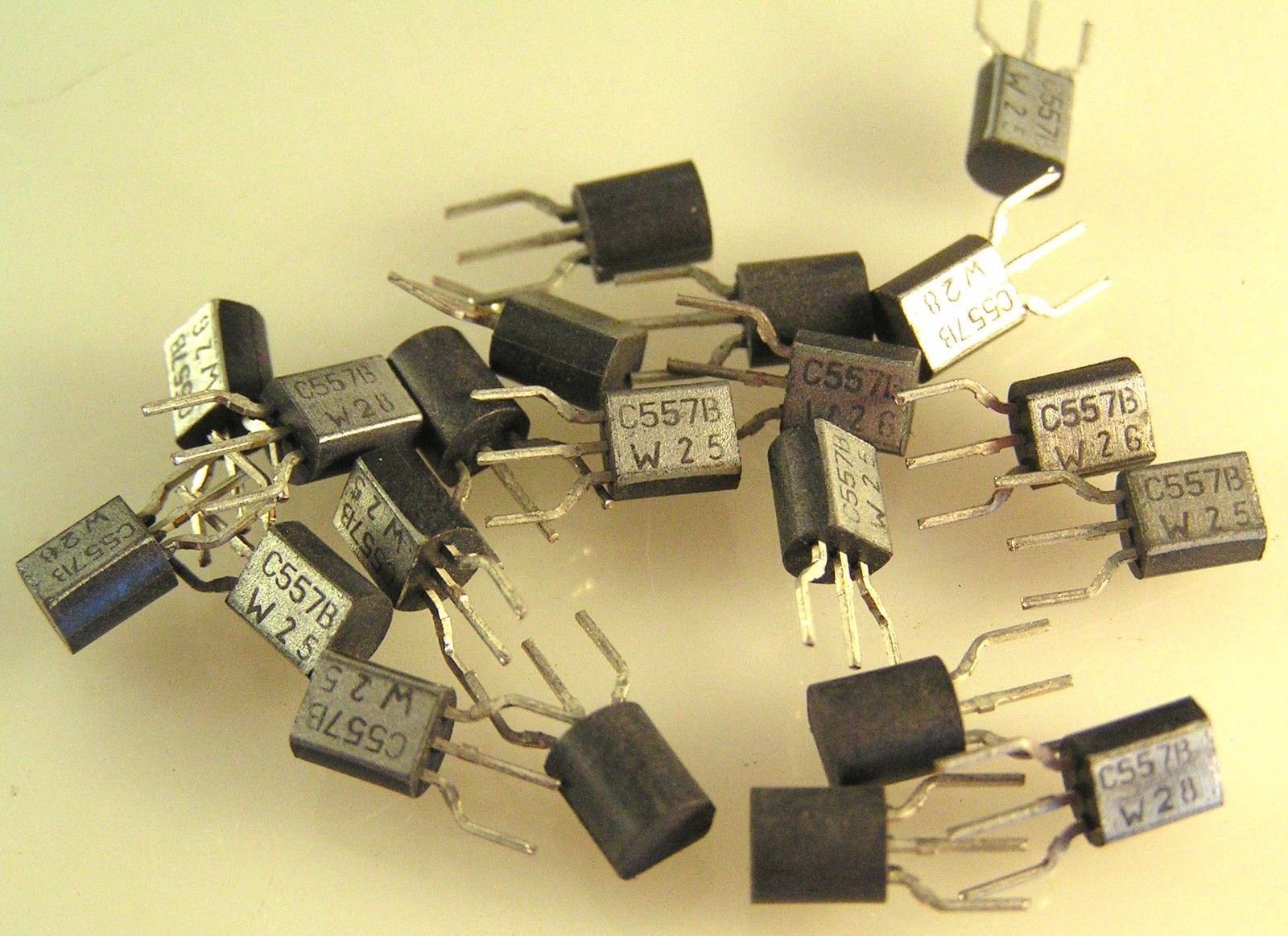 BC 557B Amplifier Transistor PNP TO 92 Style Joggled 5mm Legs 20 Pieces ...