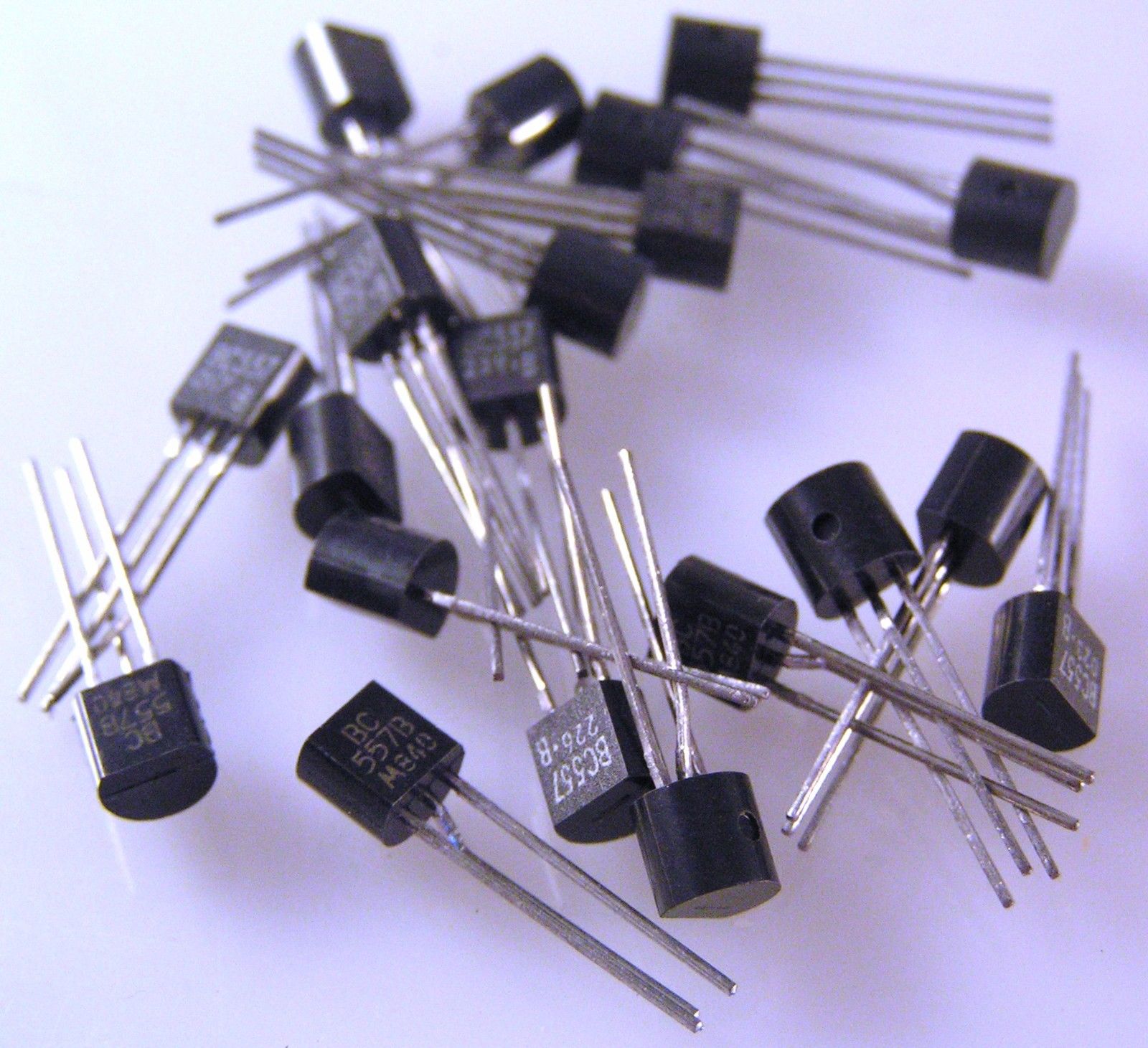 BC 557B Amplifier Transistor PNP Silicon TO 92 20 Pieces OM0122A | Rich ...