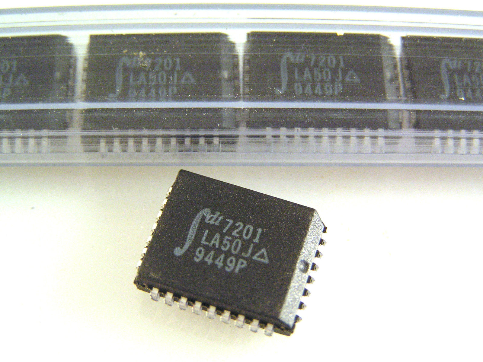Integrated Device Technology 7201 LA50J CMOS Aysnchronous FIFO OMA009 ...
