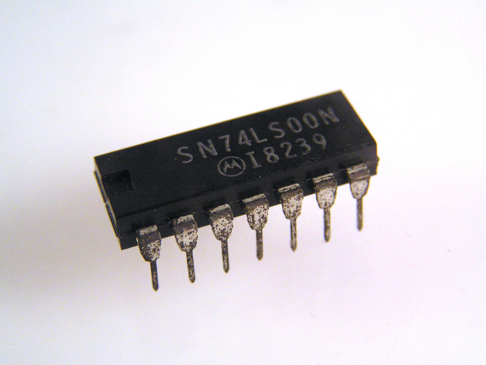 Motorola SN74LS00N LOGIC QUAD 2-IN NAND GATE OM0056 | Rich Electronics