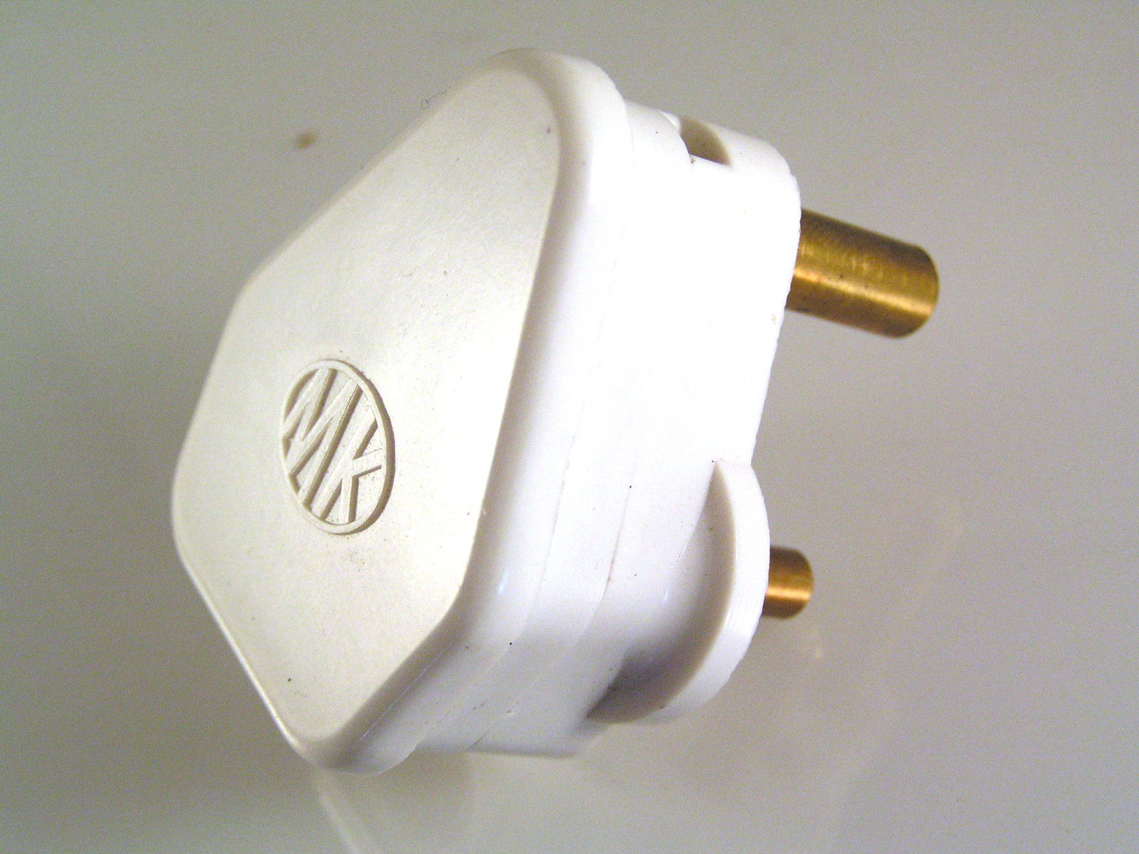 MK Electric Round 3 Pin Plug 250V 5A Rated Lighting Use Etc. OM1049 ...