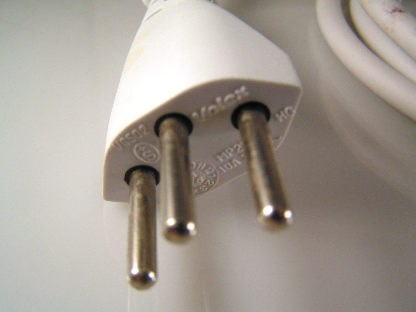 Longwell Apple Mains Lead 3 Pin Swiss Plug to Flanged IEC OL0591 | Rich ...